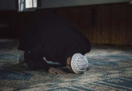 Cara Menjama Shalat Maghrib dan Isya yang Benar | MOESLIM.ID