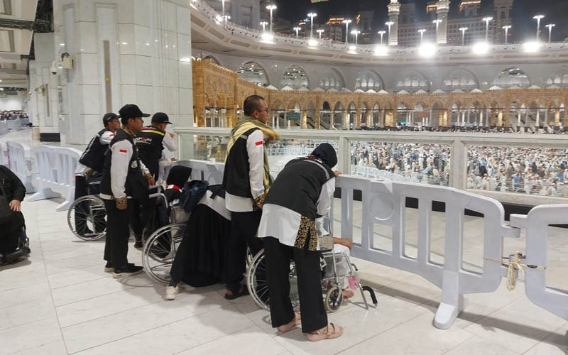 Jemaah Haji yang Sakit Bisa Berdoa di Depan Ka'bah | MOESLIM.ID Jemaah Haji yang Sakit Bisa Berdoa di Depan Ka'bah | MOESLIM.ID